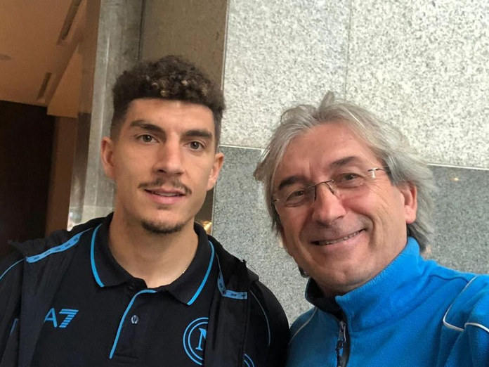 FOTO SHOW NM - Napoli, selfie per il tifoso Giuseppe con Kvaratskhelia, Di Lorenzo, Starace e ...